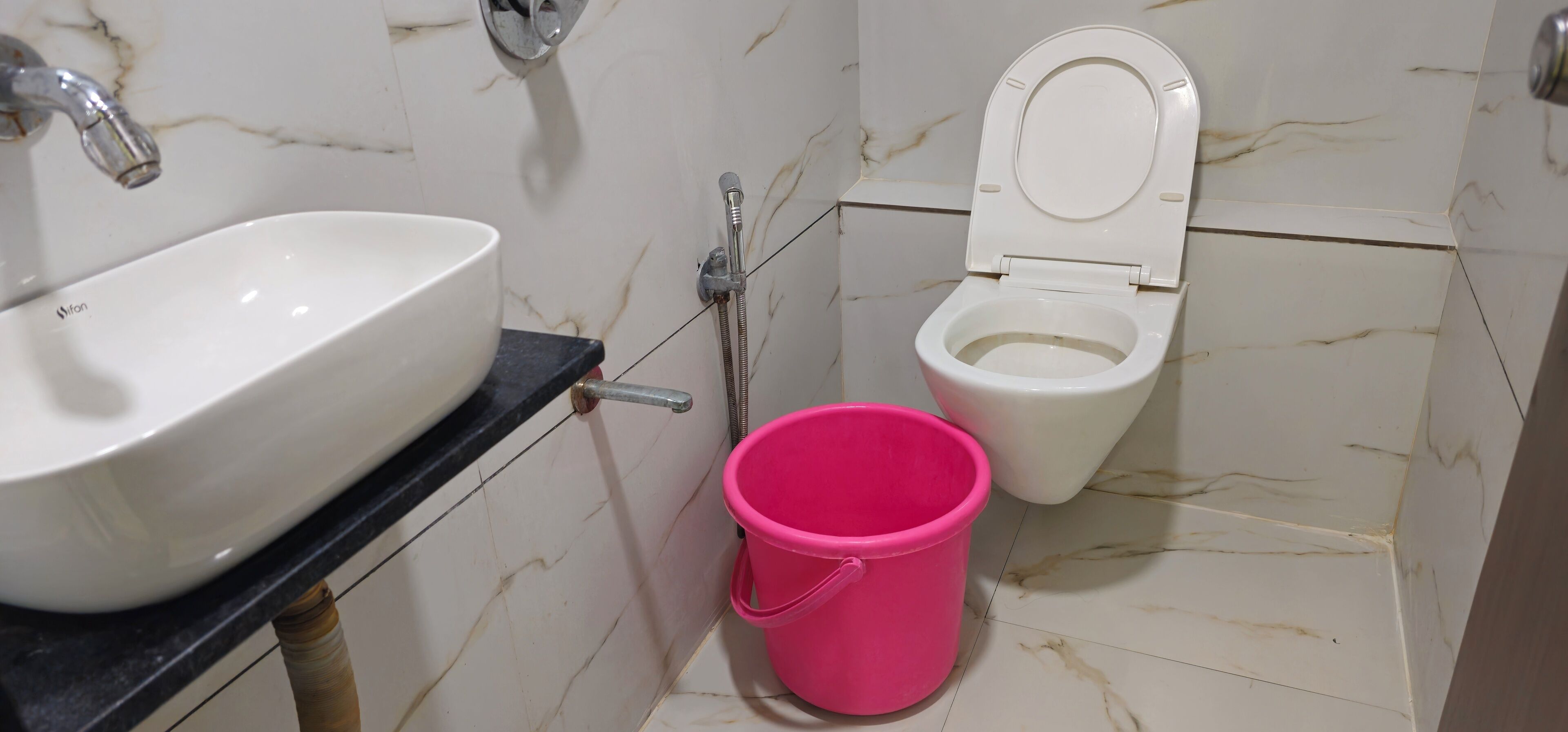 Quarto casal luxo, vista para a cidade | Banheiro | Chuveiro, produtos de toalete grátis, chinelos, toalhas de banho