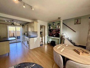 Casa, 2 quartos, varanda | Sala de estar | Livros