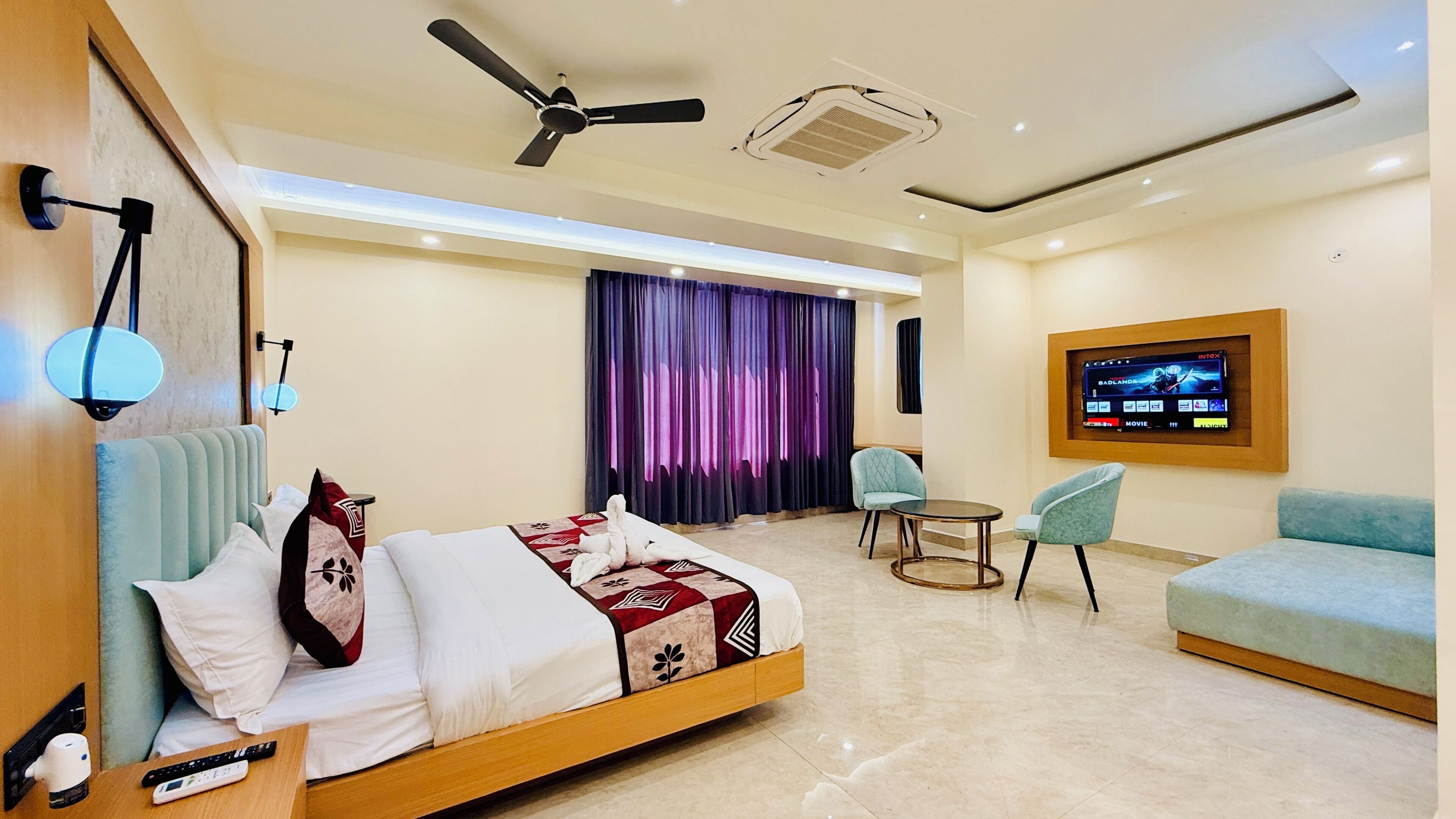 Suíte, vista para a cidade | Escrivaninha, espaço de trabalho para notebook, Wi-Fi de cortesia