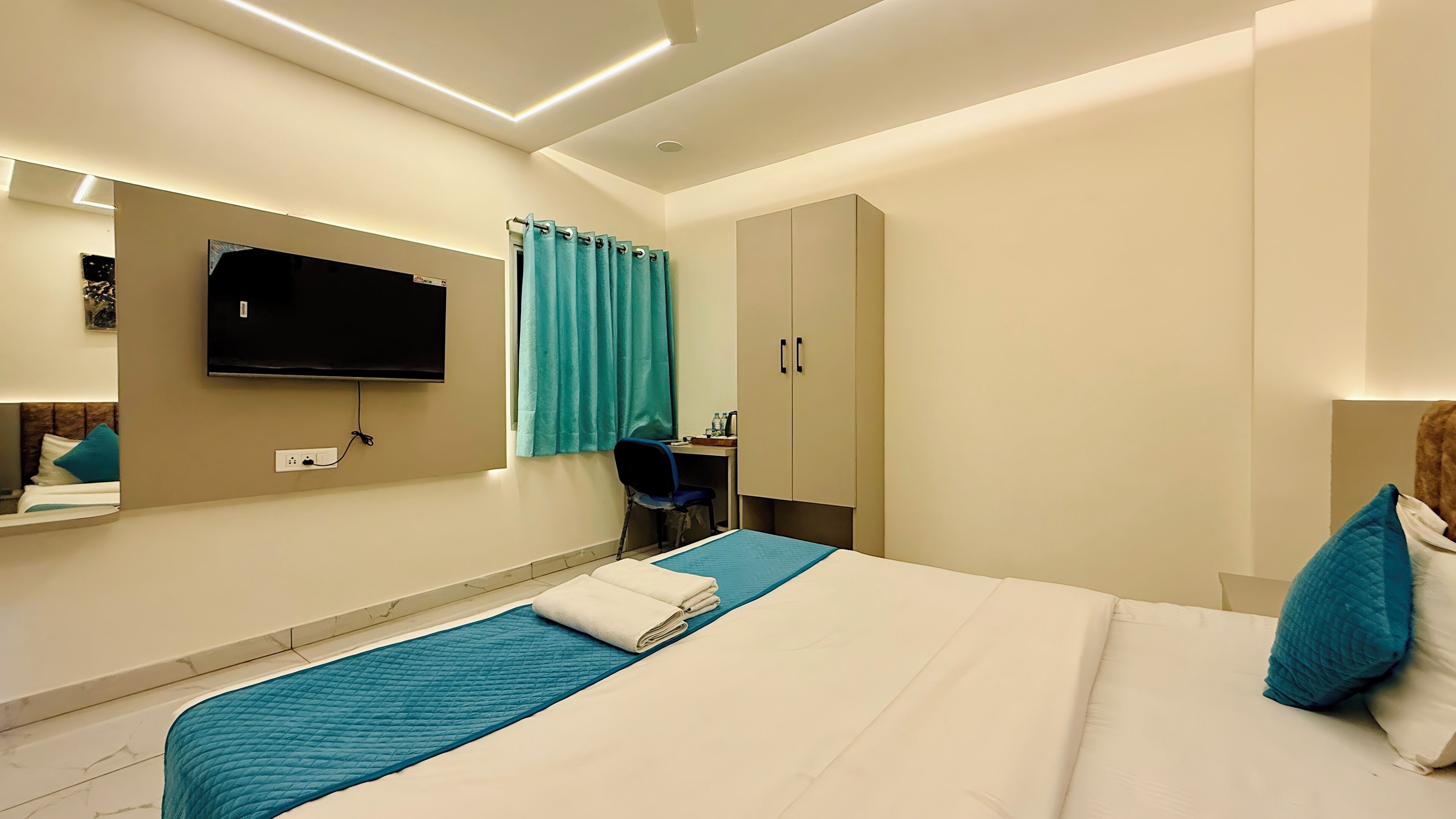 Suíte, vista para a cidade | Escrivaninha, espaço de trabalho para notebook, Wi-Fi de cortesia