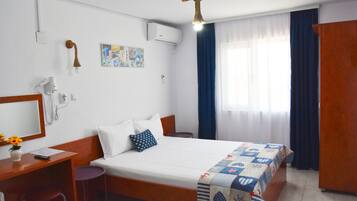 Quarto casal | Frigobar, individualmente decorados, espaço de trabalho para notebook