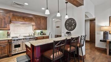 Apartamento em Condomínio Fechado, 2 quartos | Cozinha privada | Um frigorífico, um forno, uma cafeteira/bule, uma torradeira