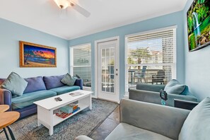 Apartamento em Condomínio Fechado, 1 quarto | Sala de estar | Smart TV 