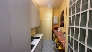 Apartamento (1 Bedroom) | Cozinha privada | Um micro-ondas, uma máquina de café expresso, uma chaleira elétrica