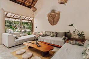 Vila, vários quartos, piscina particular, vista para o jardim | Sala de estar | Livros