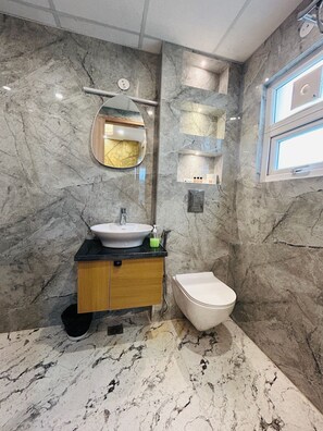 Um polibã, chinelos, toalhas fornecidas, sabão 