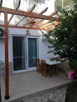 Apartamento clássico, vista para o jardim | Opções para refeição ao ar livre