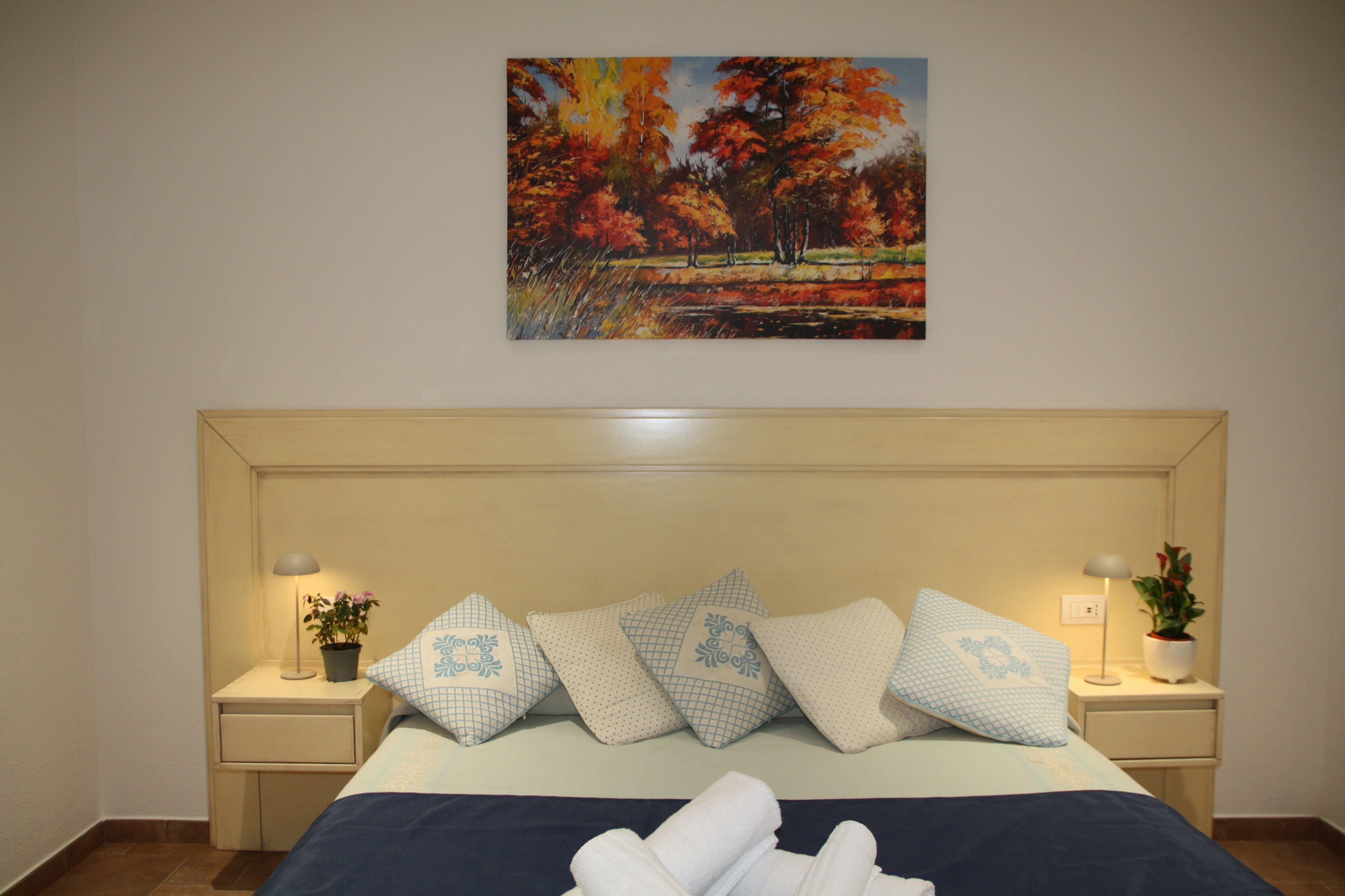 Quarto Comfort, 1 quarto, casa de banho anexa, vista para o pátio | Minibar, secretária, secretária adequada para computadores portáteis 