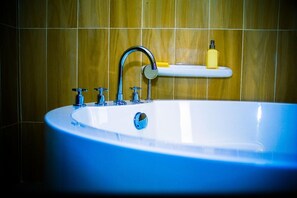 Estúdio conforto | Banheiro | Toalhas de banho, sabonete, shampoo, papel higiênico