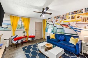 Apartamento família | Área de estar | Smart TV 55 polegadas com canais digitais