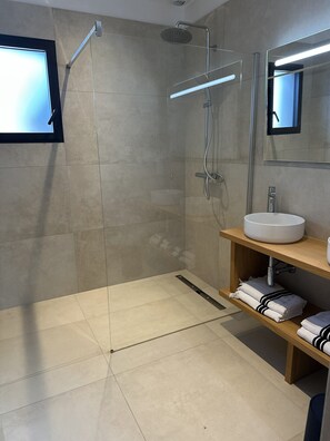 Villa Superior | Casa de banho | Um polibã, um secador de cabelo, toalhas fornecidas, papel higiénico 