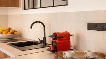 Apartamento, Vista para a cidade | Cozinha privada | Uma máquina de café expresso, uma cafeteira/bule, uma cadeira de bebé