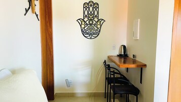 Quarto família, varanda coberta, vista para a piscina | Wi-Fi de cortesia