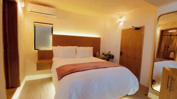 Quarto Standard | Roupa de alta qualidade, cofre no quarto, secretária