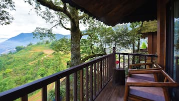 Bangalô luxo, sacada, vista para a montanha | Área da propriedade