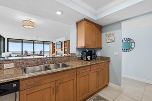 Apartamento em Condomínio Fechado, várias camas (Ebb Tide 407) | Cozinha privada | Um forno, uma torradeira 