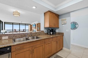 Condo, várias camas (Ebb Tide 407) | Cozinha privada | Fogão, torradeira