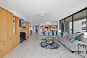 Apartamento em Condomínio Fechado, várias camas (Ebb Tide 407) | Sala de estar