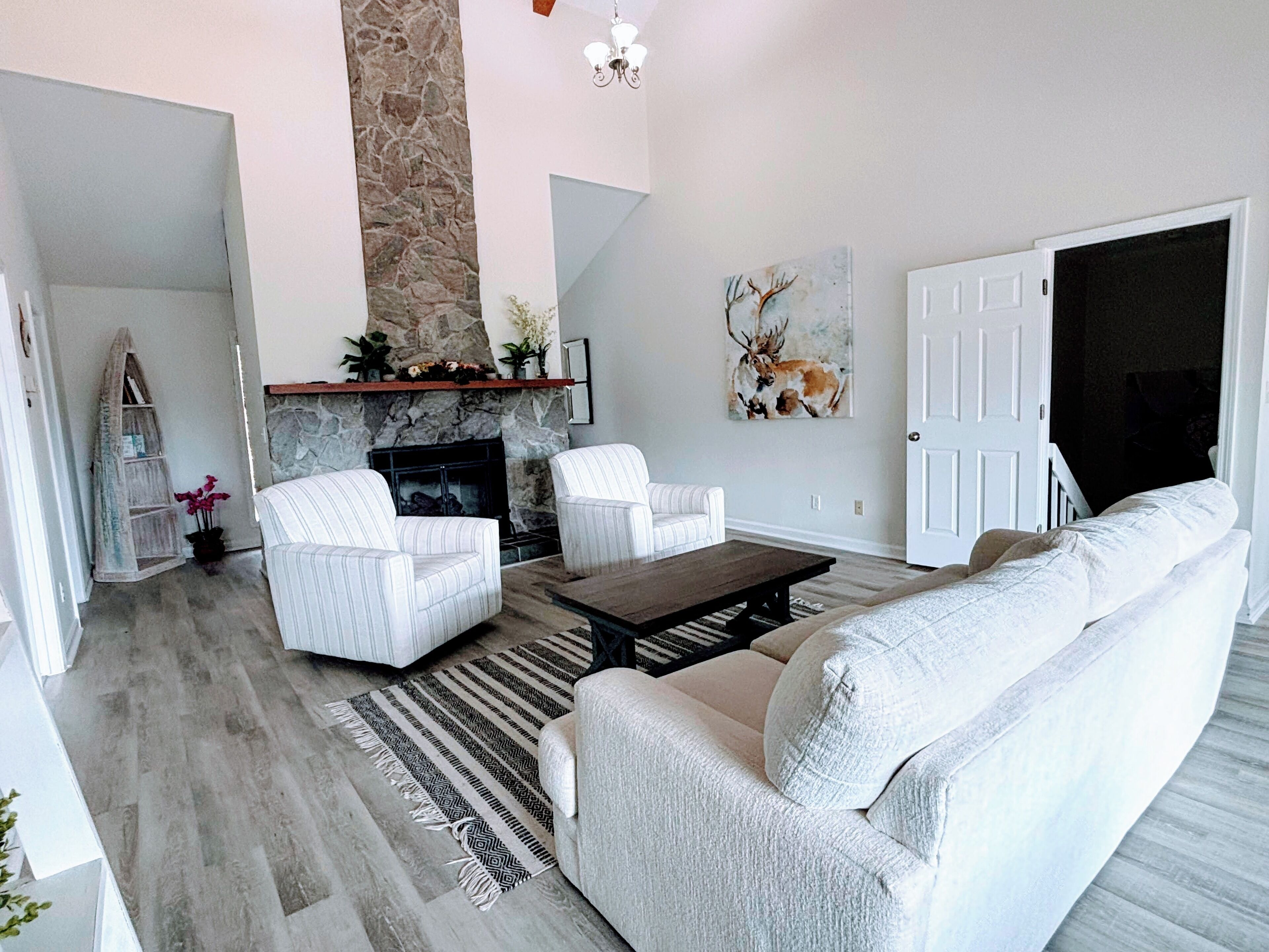 Lazy Lake Dayz: Modern Rumbling Bald Resort Oasis W/golf Views, Fire Pit & Games - Lake Lure, NC