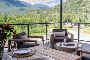 Condo, sacada, vista para a montanha | Terraço/pátio