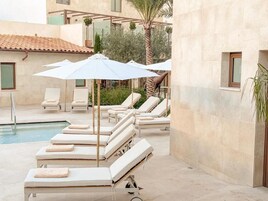 Piscina interna, piscina externa sazonal, funciona piscina, guarda-sóis