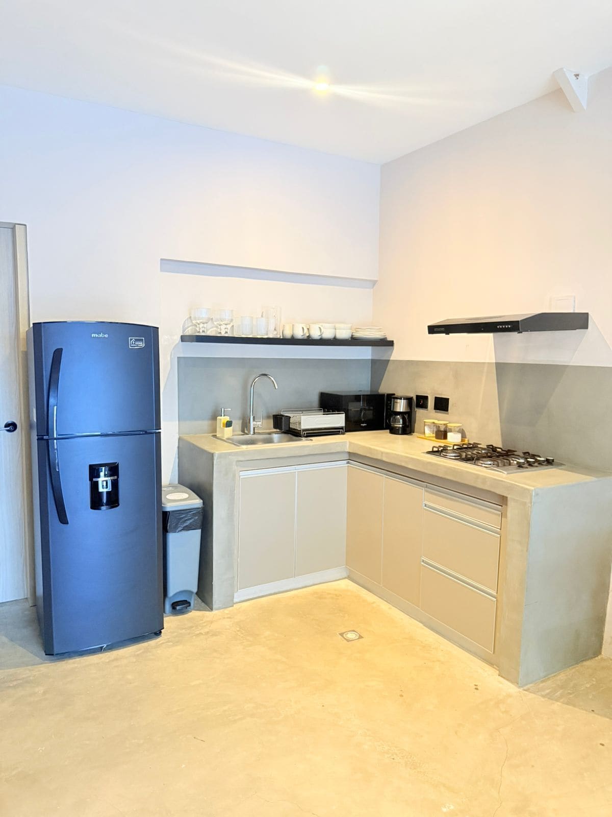 Apartamento luxo, varanda, vista para o jardim | Cozinha privada | Cafeteira/chaleira