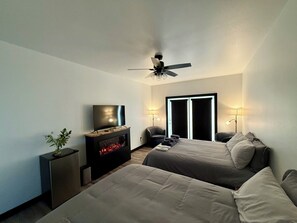 Quarto Quádruplo Standard, pátio, vista para a montanha | Secretária adequada para computadores portáteis, Wi-fi grátis 