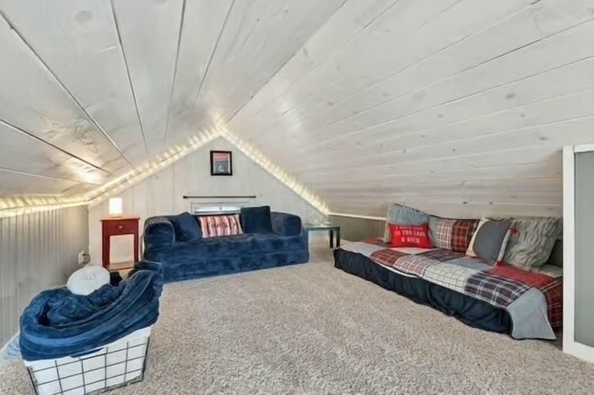 Welcome To Villa Degrazi In The Heart Of Lake Country! Walk To Vibrant Downtown! - Oconomowoc, WI