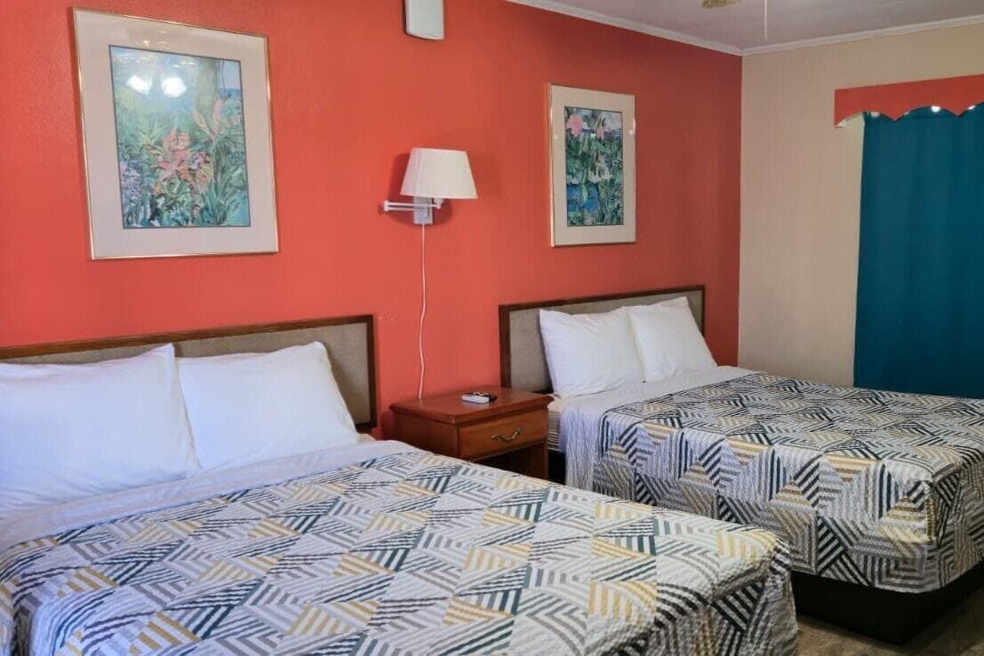 Quarto Básico, não fumadores (2 Full Beds) | Secretária, Wi-fi grátis, roupa de cama fornecida 