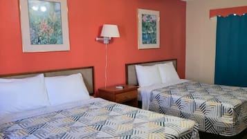 Quarto Básico, não fumadores (2 Full Beds) | Secretária, Wi-fi grátis, roupa de cama fornecida