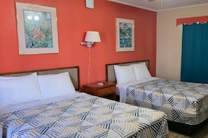 Quarto Básico, não fumadores (2 Full Beds) | Secretária, Wi-fi grátis, roupa de cama fornecida