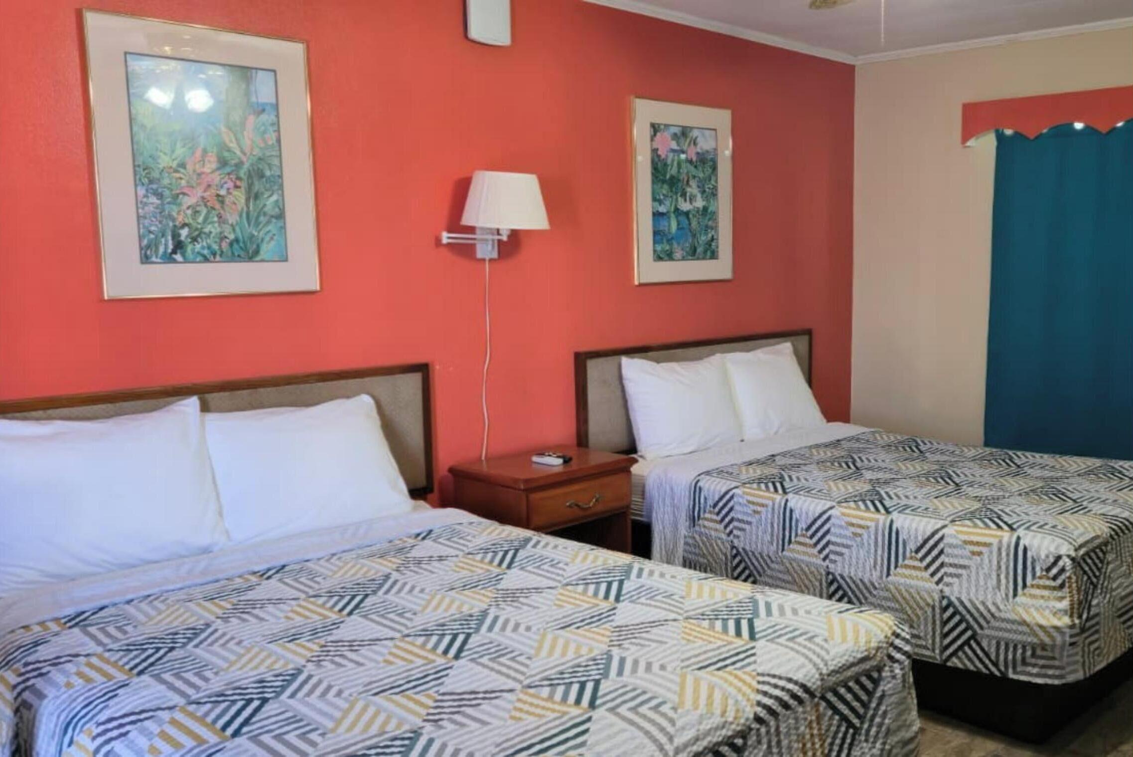 Quarto básico, para não fumantes (2 Full Beds) | Escrivaninha, Wi-Fi de cortesia, roupa de cama