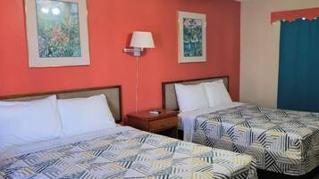 Quarto básico, para não fumantes (2 Full Beds) | Escrivaninha, Wi-Fi de cortesia, roupa de cama