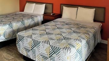 Quarto Básico, não fumadores (2 Full Beds) | Secretária, Wi-fi grátis, roupa de cama fornecida