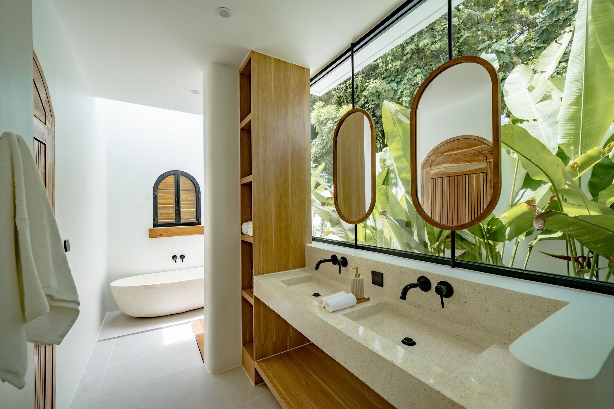 Vila luxo, 2 quartos, varanda, vista para a piscina | Banheiro | Banheira e chuveiro separados, produtos de toalete grátis