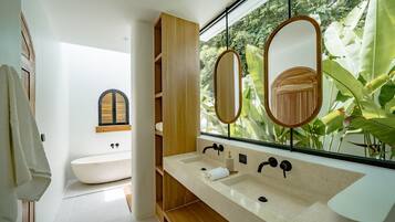 Villa Deluxe, 2 quartos, pátio, vista para a piscina | Casa de banho | Um polibã e uma banheira separados, artigos de higiene pessoal grátis