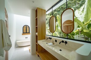 Villa Deluxe, 2 quartos, pátio, vista para a piscina | Casa de banho | Um polibã e uma banheira separados, artigos de higiene pessoal grátis 