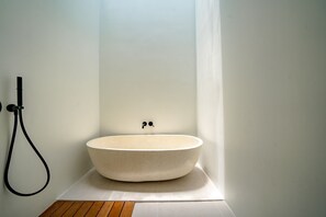 Vila luxo, 2 quartos, varanda, vista para a piscina | Banheiro | Banheira e chuveiro separados, produtos de toalete grátis