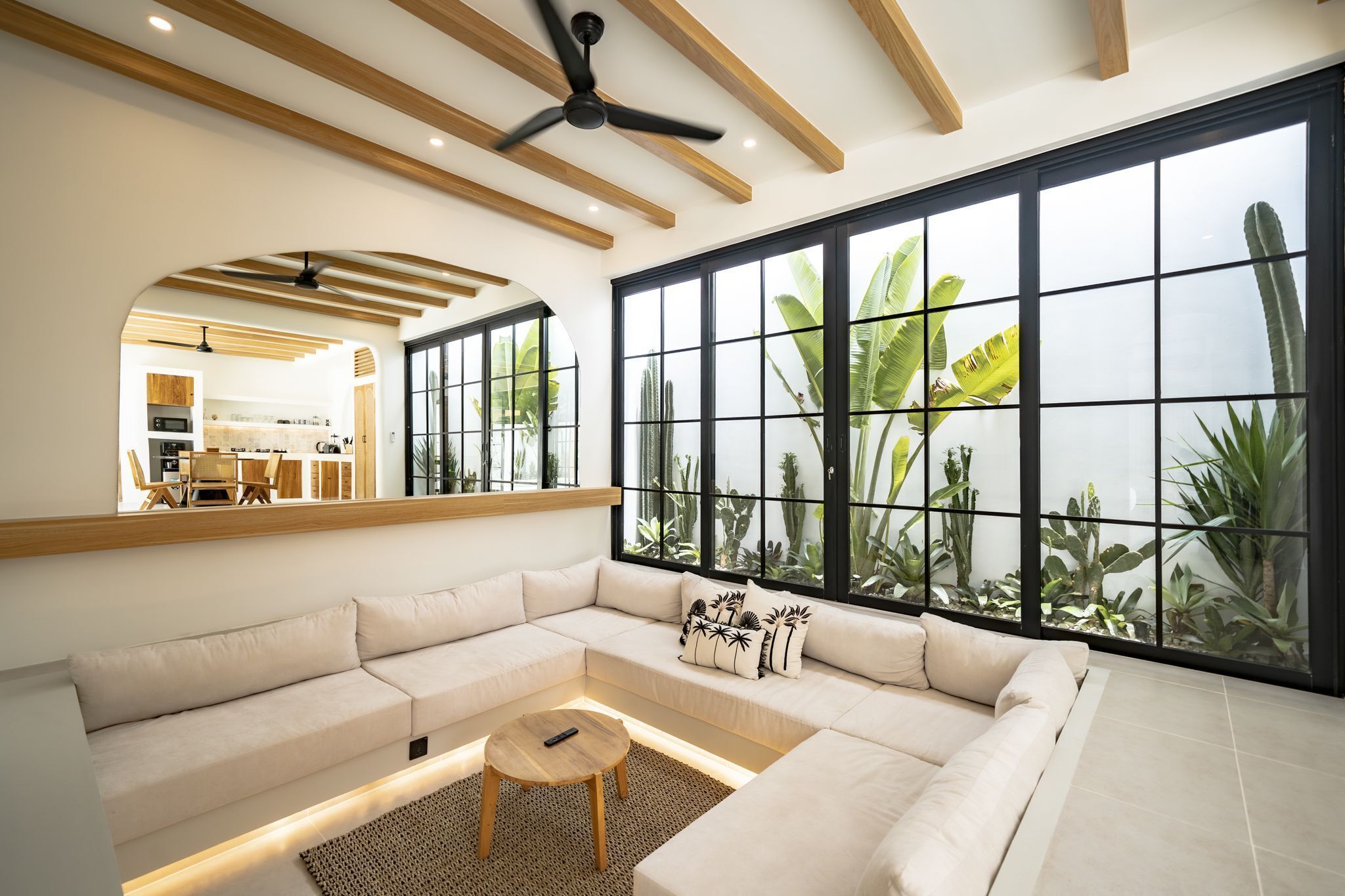 Vila luxo, 2 quartos, varanda, vista para a piscina | Sala de estar | TV 50 polegadas com canais a cabo