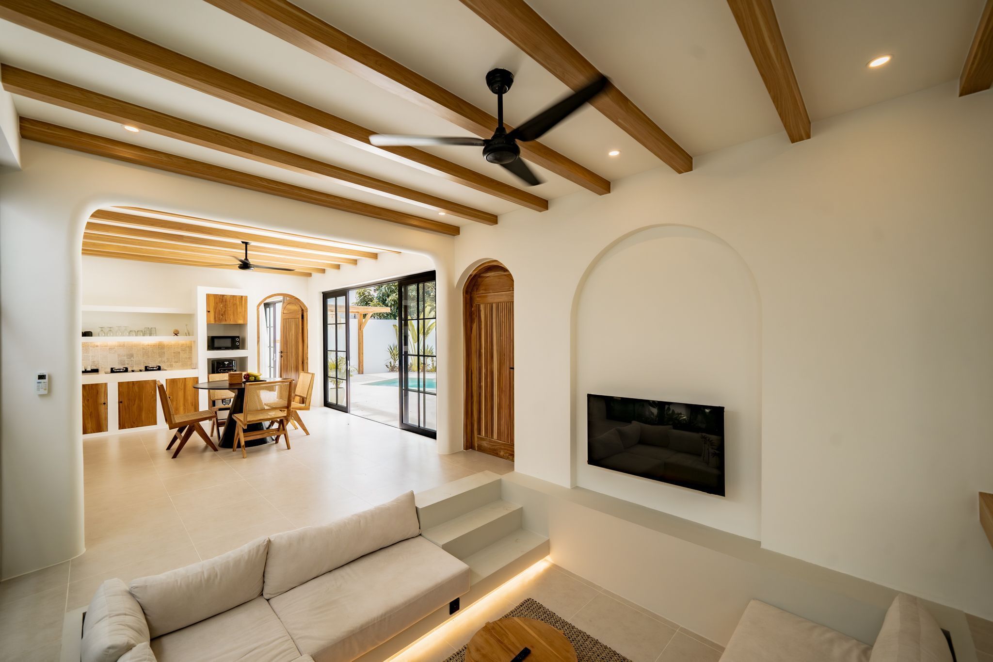 Vila luxo, 2 quartos, varanda, vista para a piscina | Área de estar | TV 50 polegadas com canais a cabo