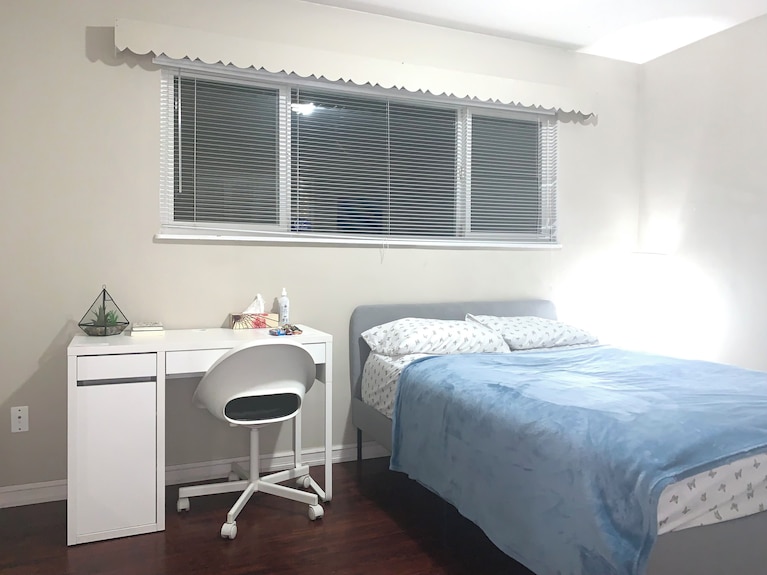 Room In Burnaby W/ Free Street Parking - Burnaby