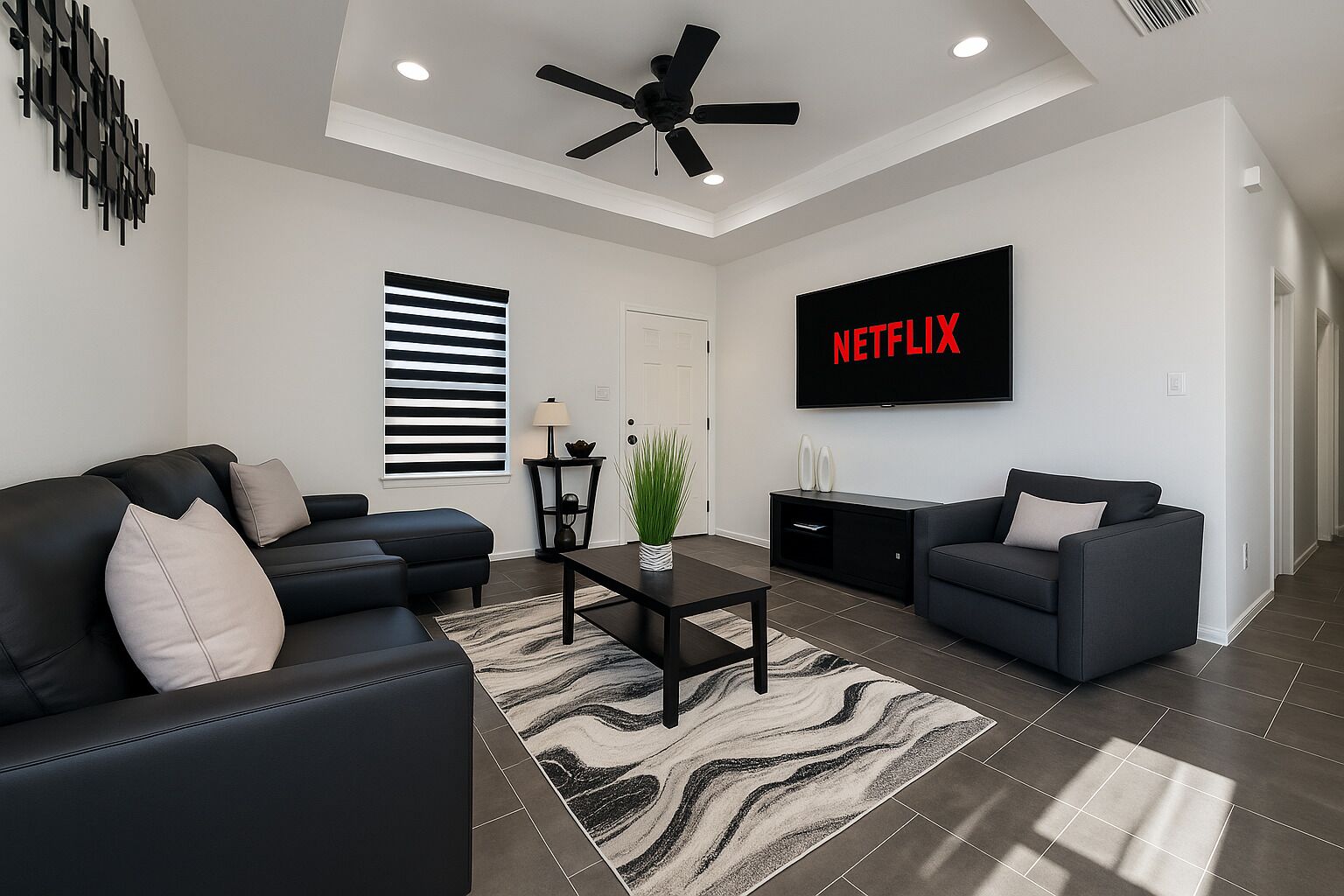 Noir: Stylish 3br W'tv's All Rooms +Workspace & Yard - Edinburg, TX