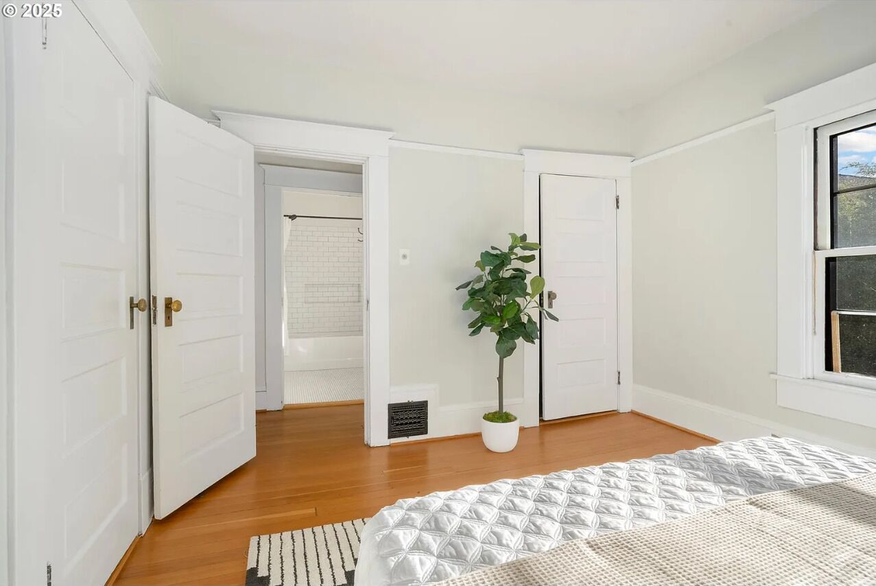 Bright And Airy 3 Bed 1.5 Bath Pet Friendly Mid Term Rental In Kerns Laurelhurst - Portland, OR