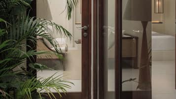 Vila premium, 2 quartos, varanda, vista para o pátio | Vista para o jardim