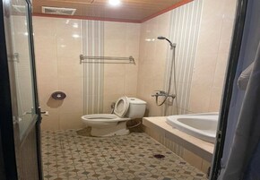 Quarto Twin Deluxe | Casa de banho | Um polibã, toalhas fornecidas, sabão 