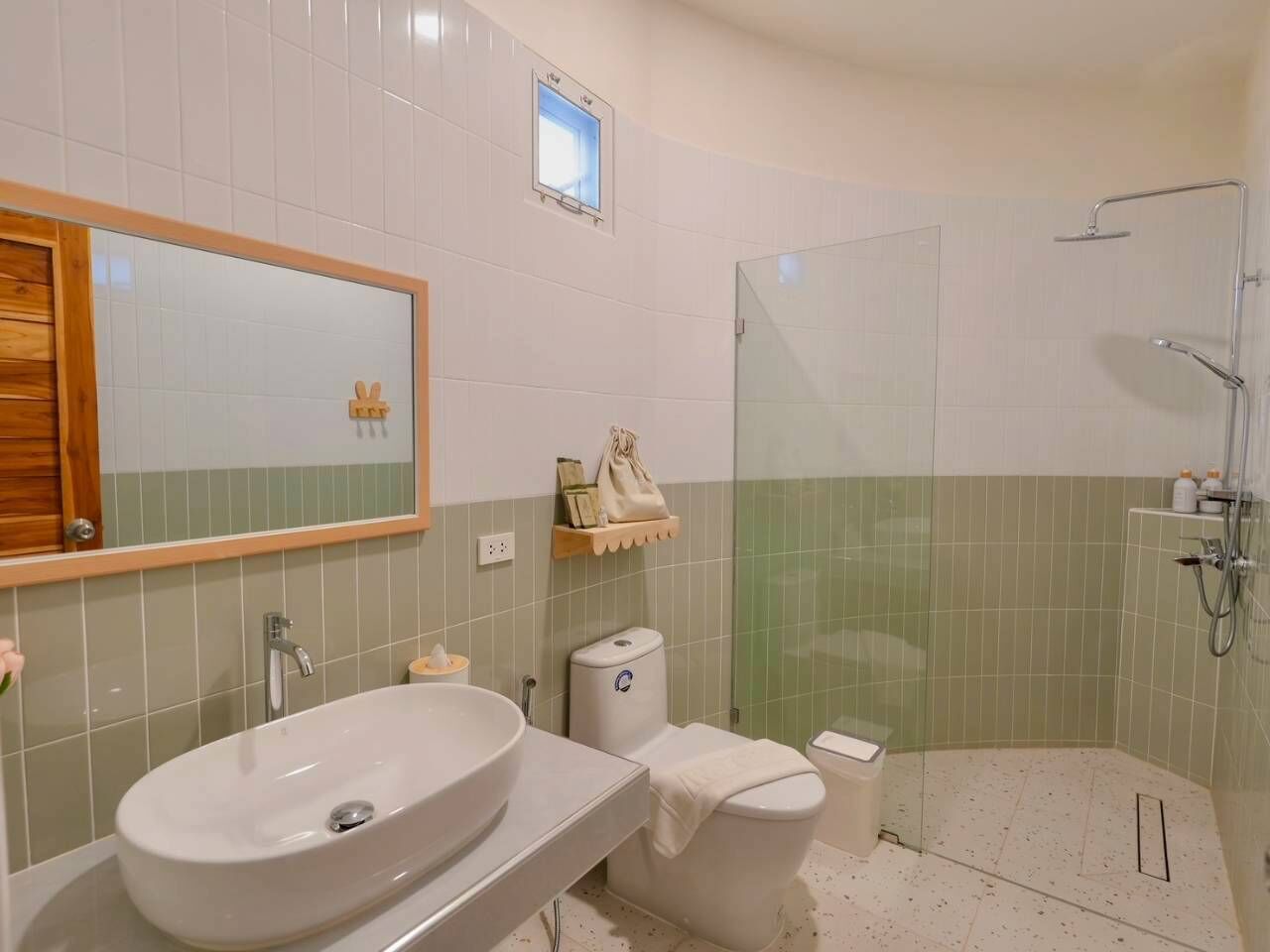 Rabbit 5 (with Bathtub) | Casa de banho | Um polibã, um secador de cabelo, toalhas fornecidas 