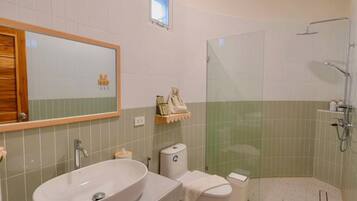 Rabbit 5 (with Bathtub) | Casa de banho | Um polibã, um secador de cabelo, toalhas fornecidas