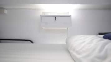 4 Beds Mixed Dormitory AC Room 1person/bed | Vista para o jardim