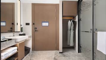 Quarto Duplo Superior, vista parcial para o lago | Casa de banho | Artigos de higiene pessoal grátis, um secador de cabelo, chinelos