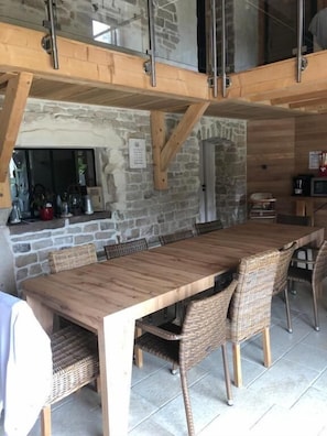 Quarto família, vista para o jardim | Opções para refeição ao ar livre